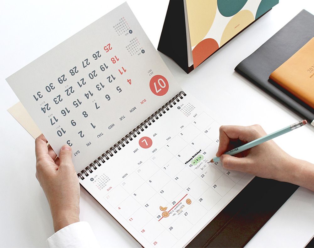 MochiThings: 2021 Prism Desk Calendar