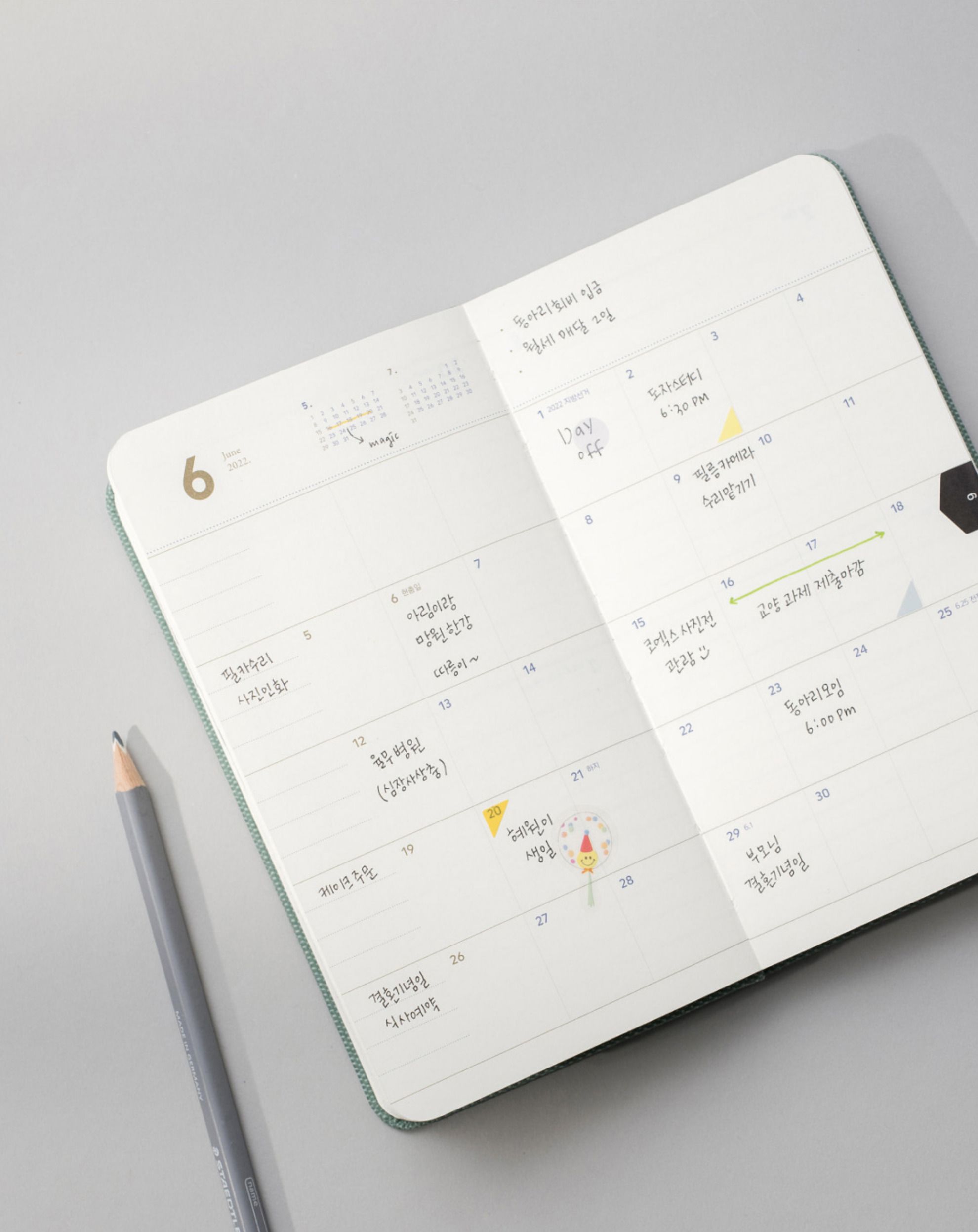 MochiThings: 2022 Handy Making Memory Weekly Planner