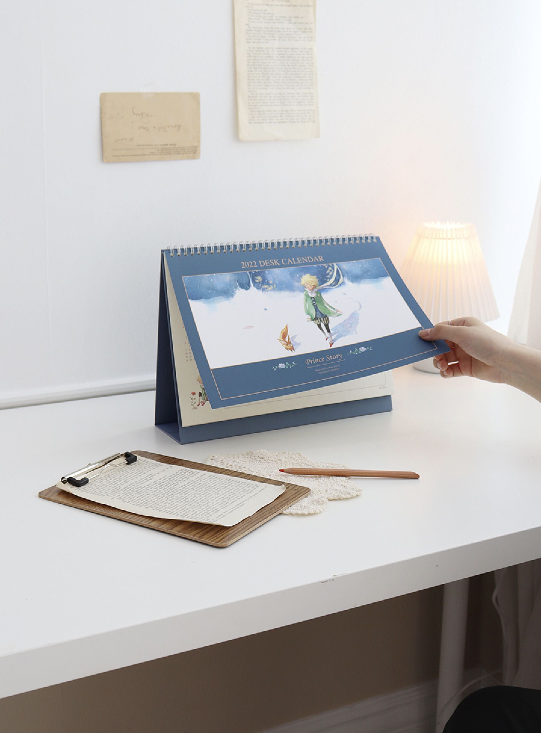 MochiThings: 2022 Large Prince Story Desk Scheduler