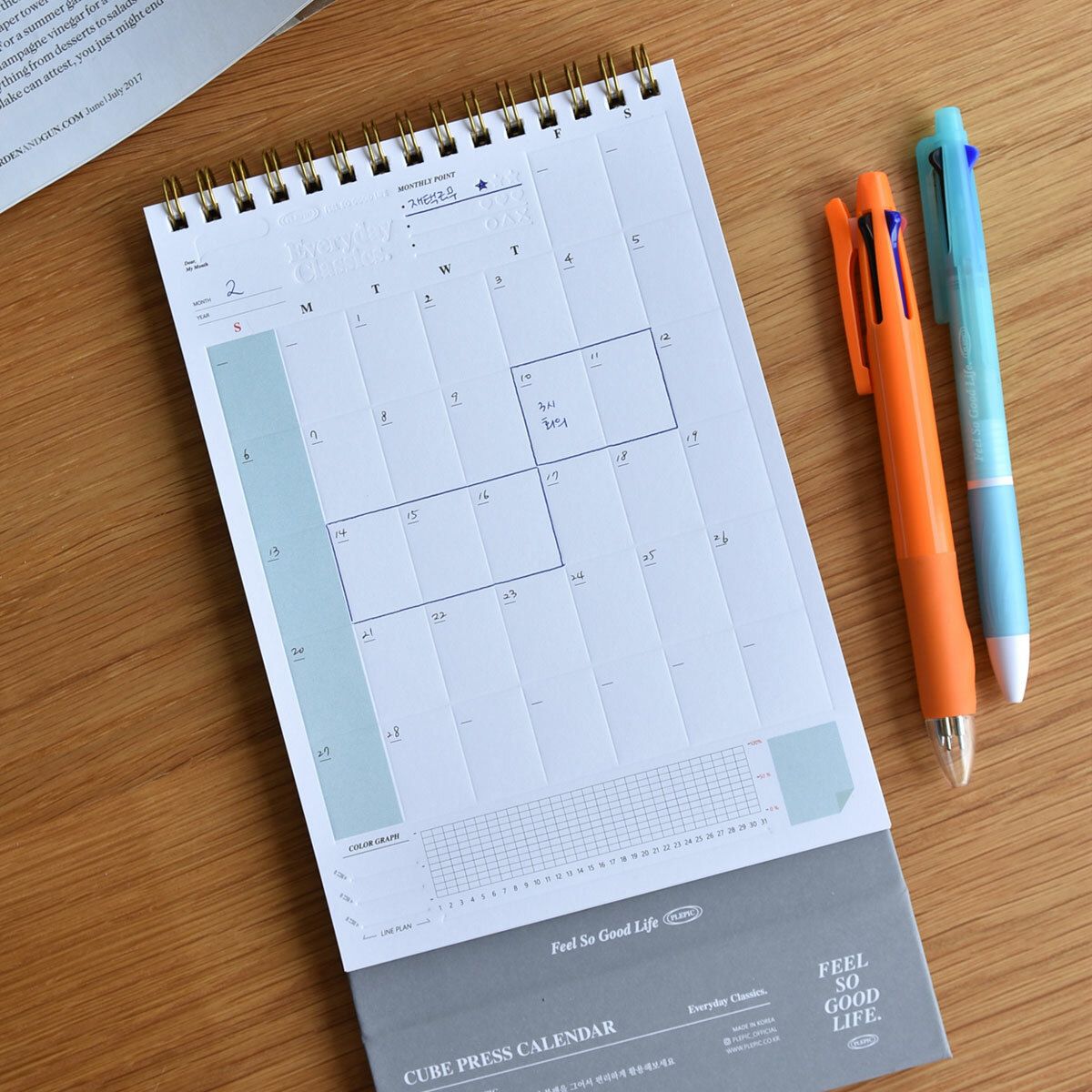 MochiThings: Cube Press Check Standing Calendar