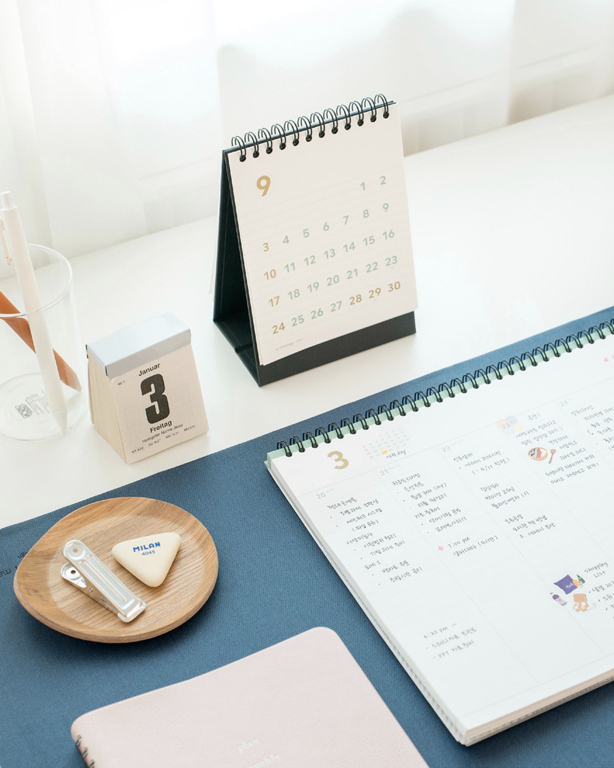 MochiThings: 2023 Mini Basic Desk Calendar