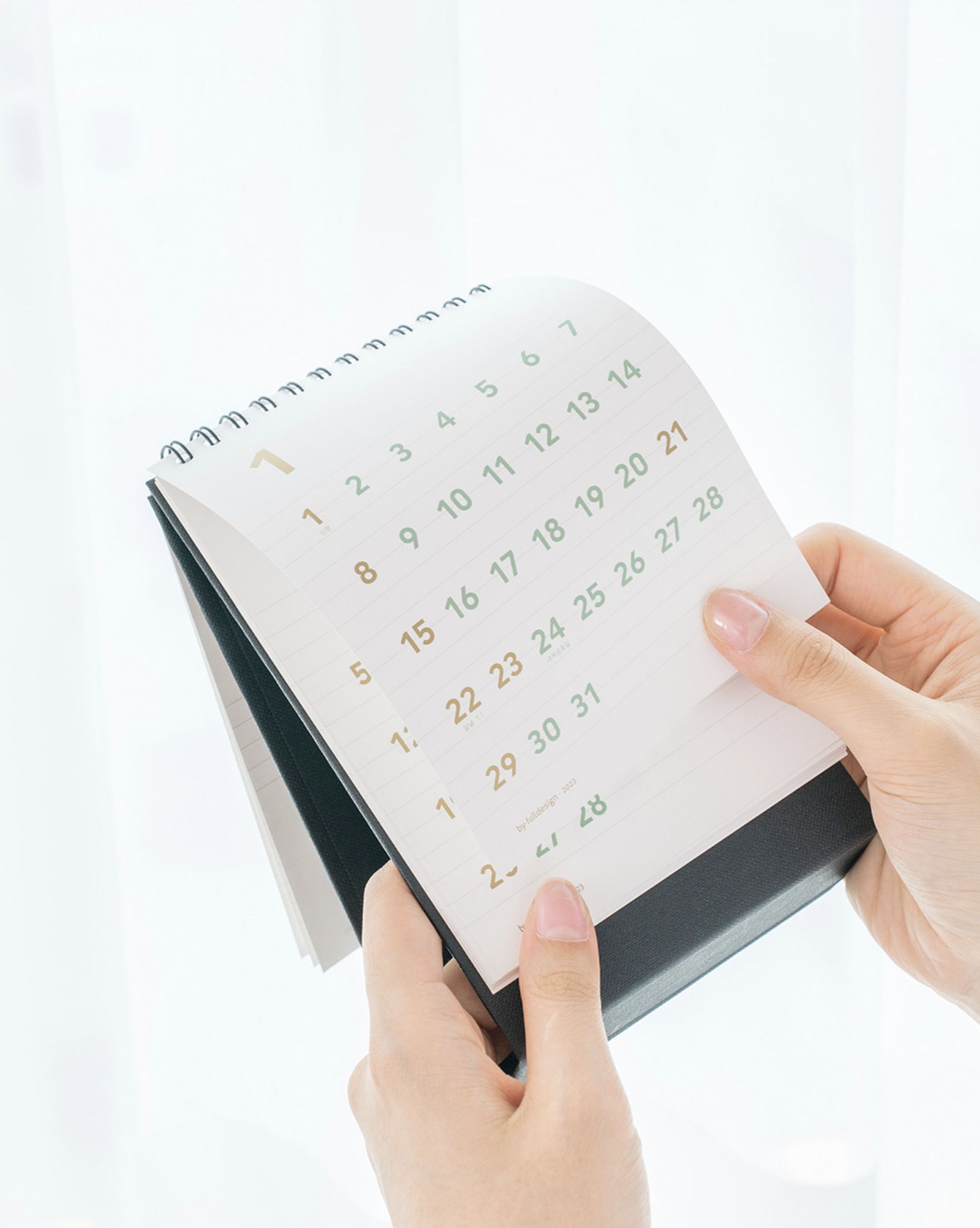 MochiThings: 2023 Mini Basic Desk Calendar