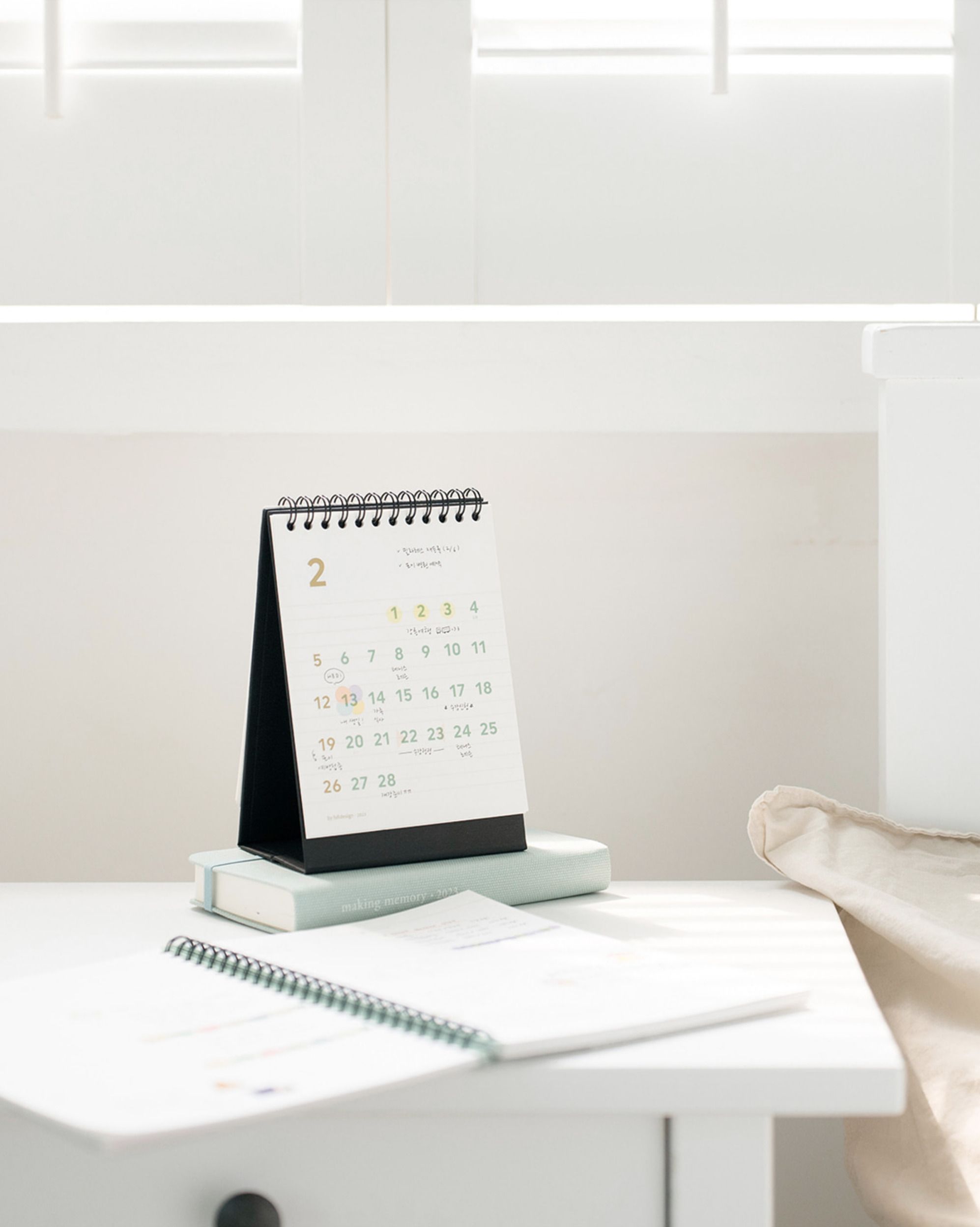 MochiThings: 2023 Mini Basic Desk Calendar