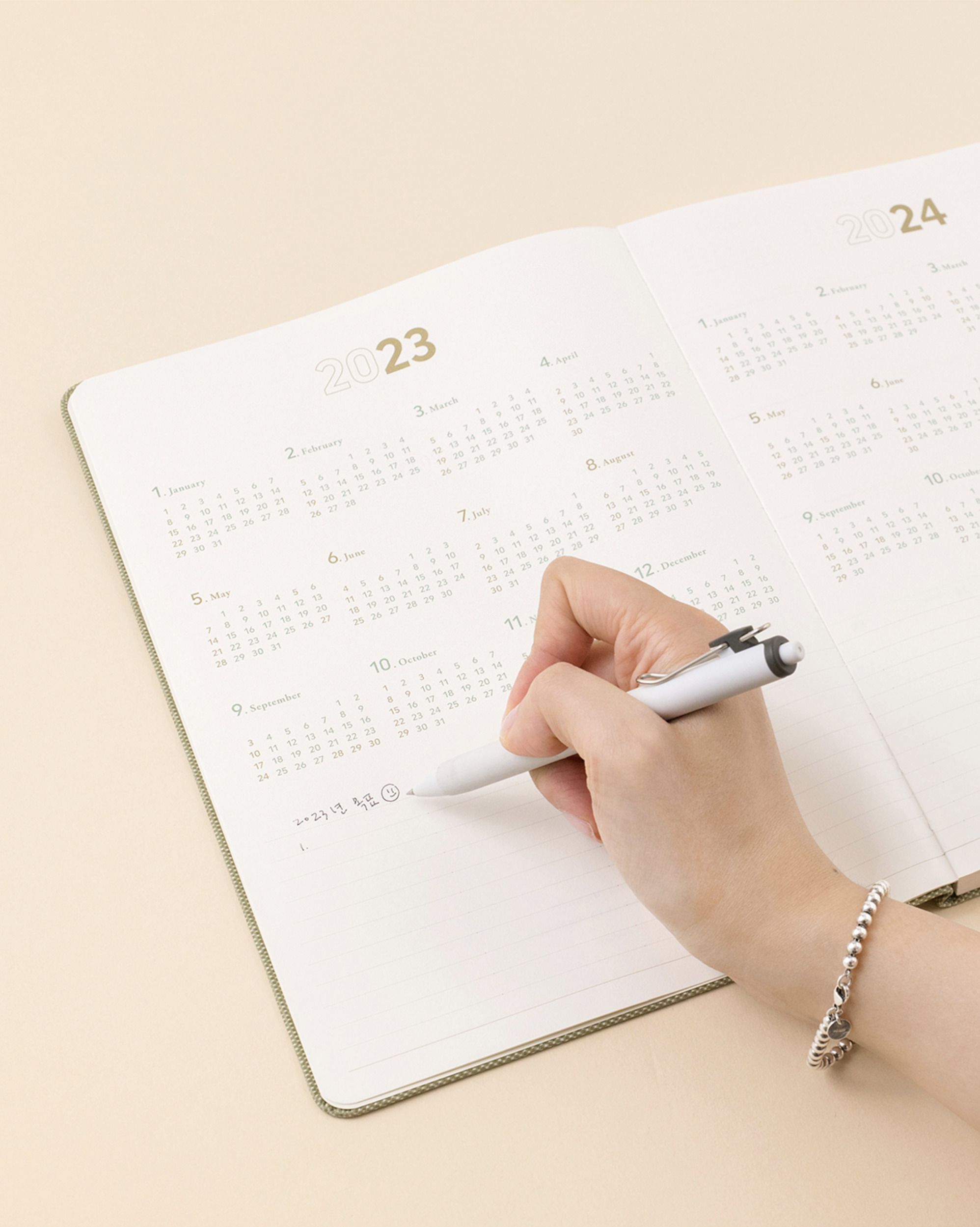 MochiThings: 2023 B5 Making Memory Weekly Planner
