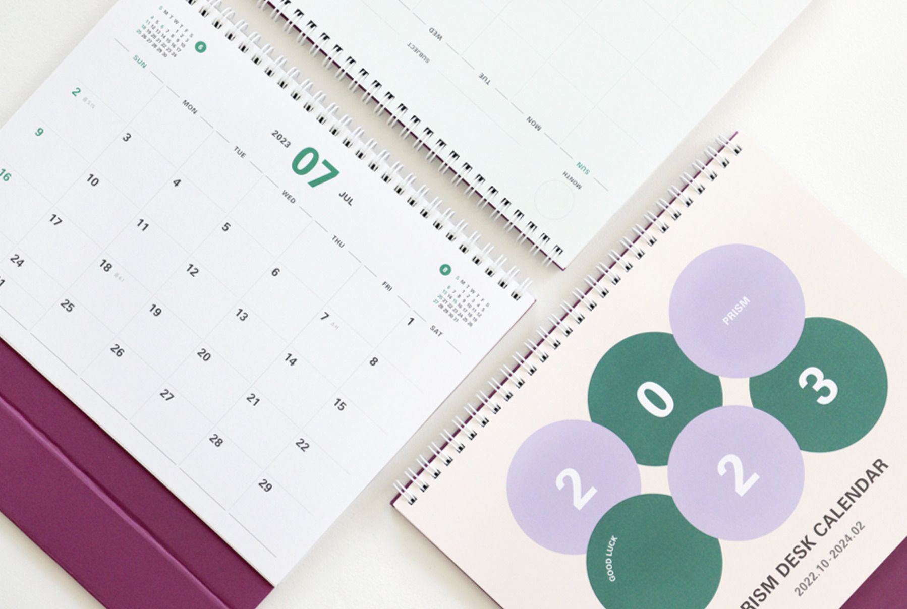 MochiThings: 2023 Prism Desk Calendar