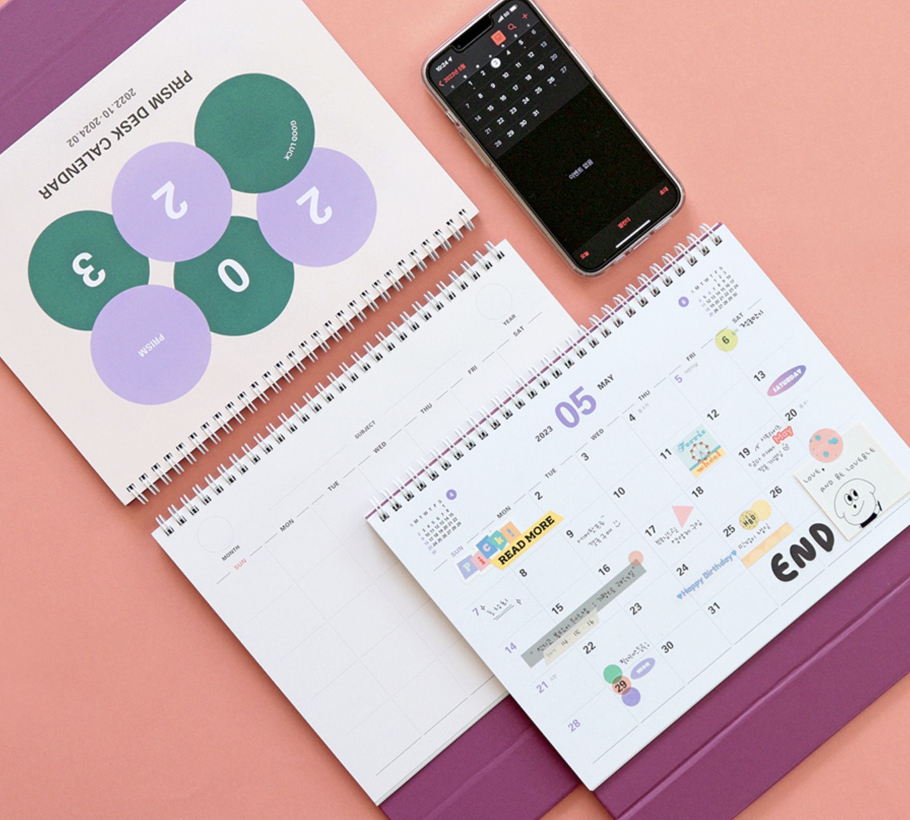 MochiThings: 2023 Prism Desk Calendar