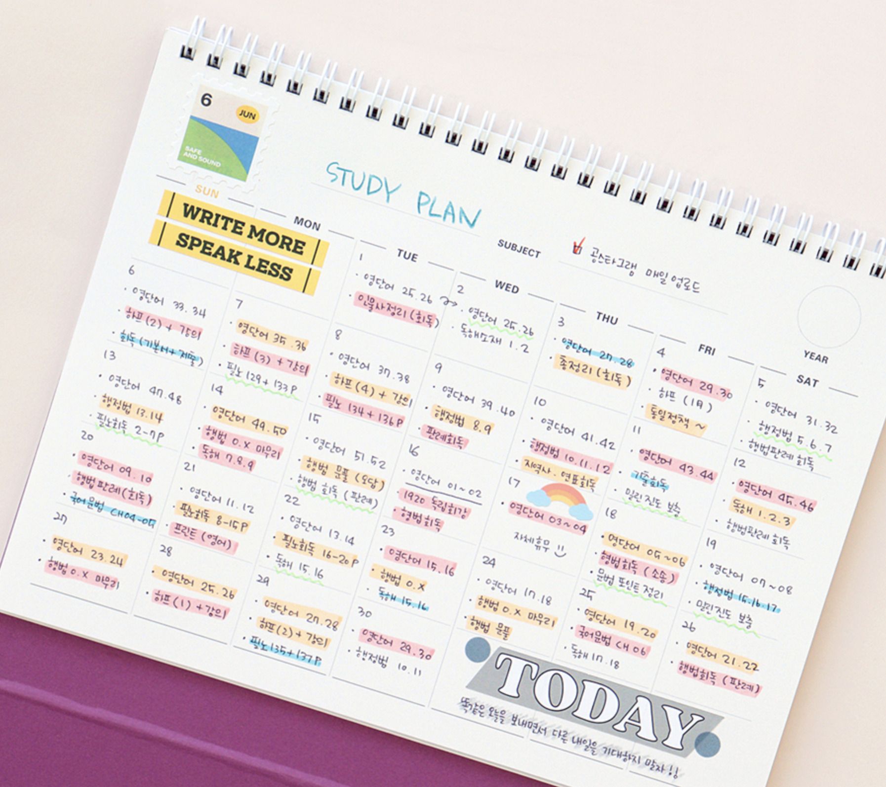 MochiThings: 2023 Prism Desk Calendar