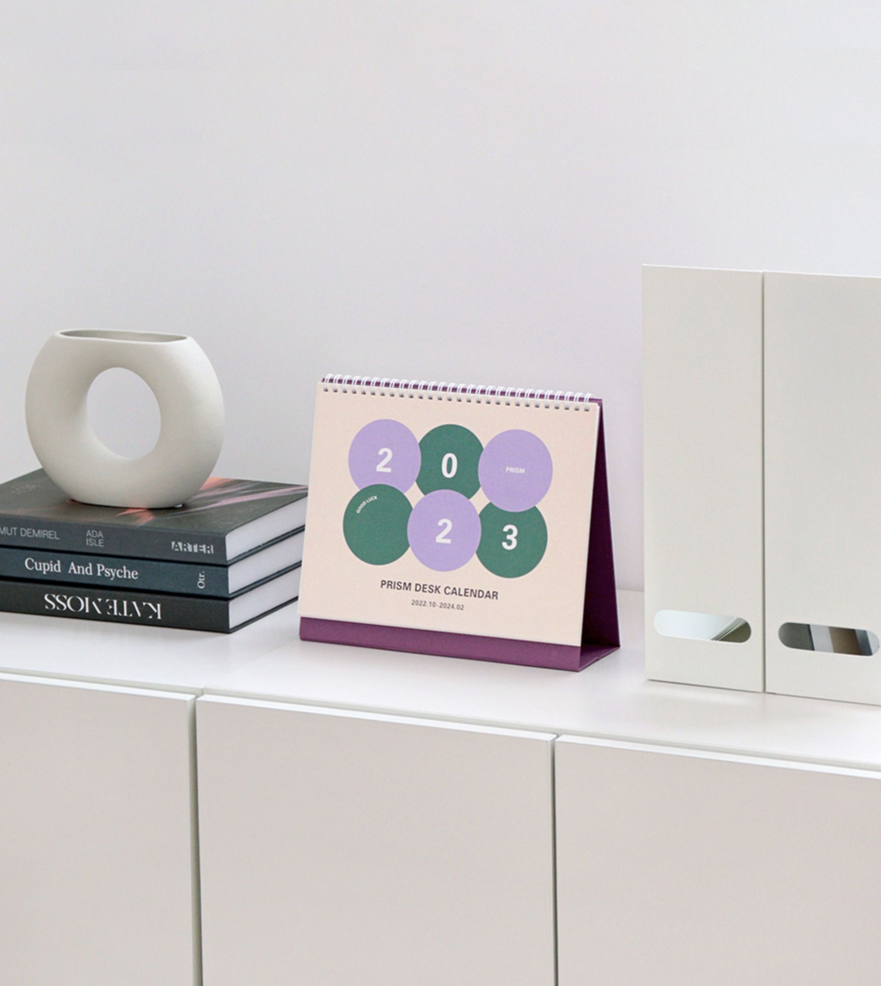 MochiThings: 2023 Prism Desk Calendar