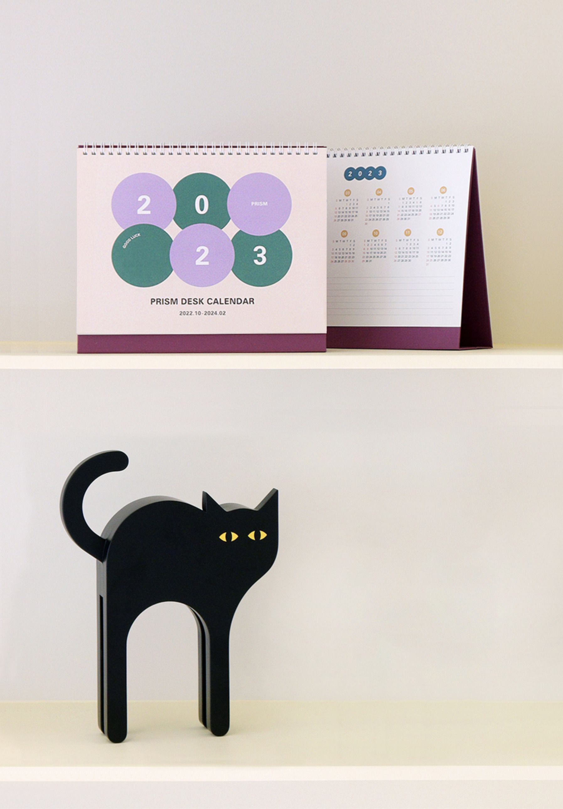 MochiThings: 2023 Prism Desk Calendar