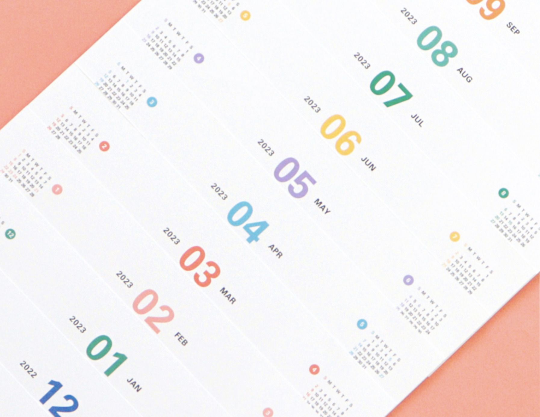 MochiThings: 2023 Prism Desk Calendar