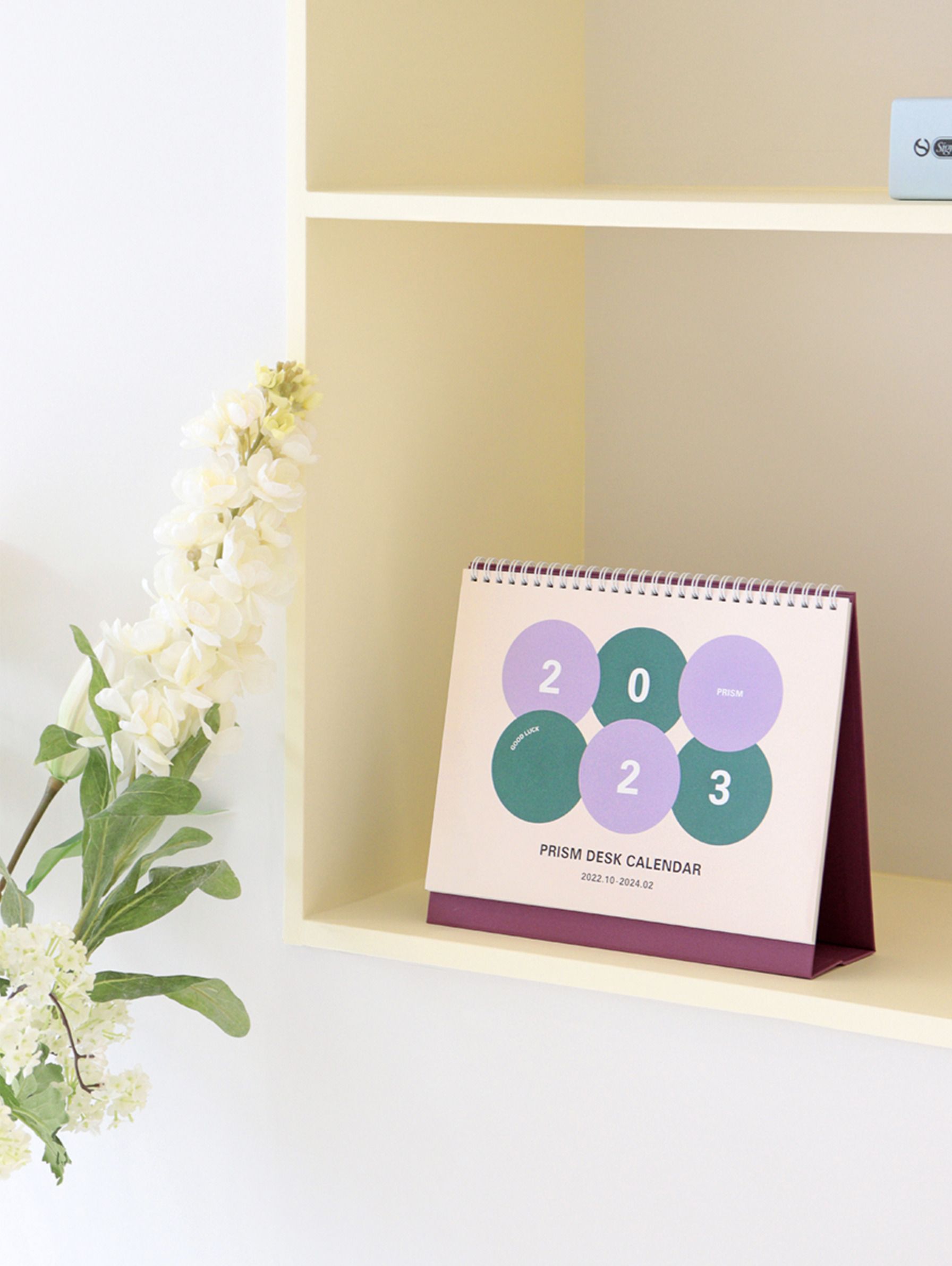 MochiThings: 2023 Prism Desk Calendar