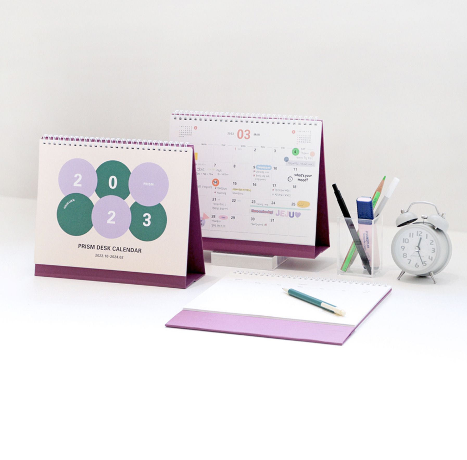 MochiThings: 2023 Prism Desk Calendar