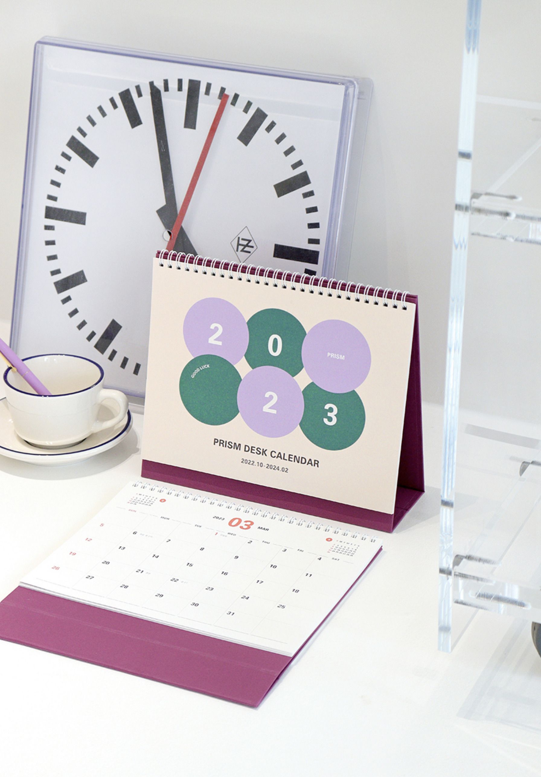MochiThings: 2023 Prism Desk Calendar