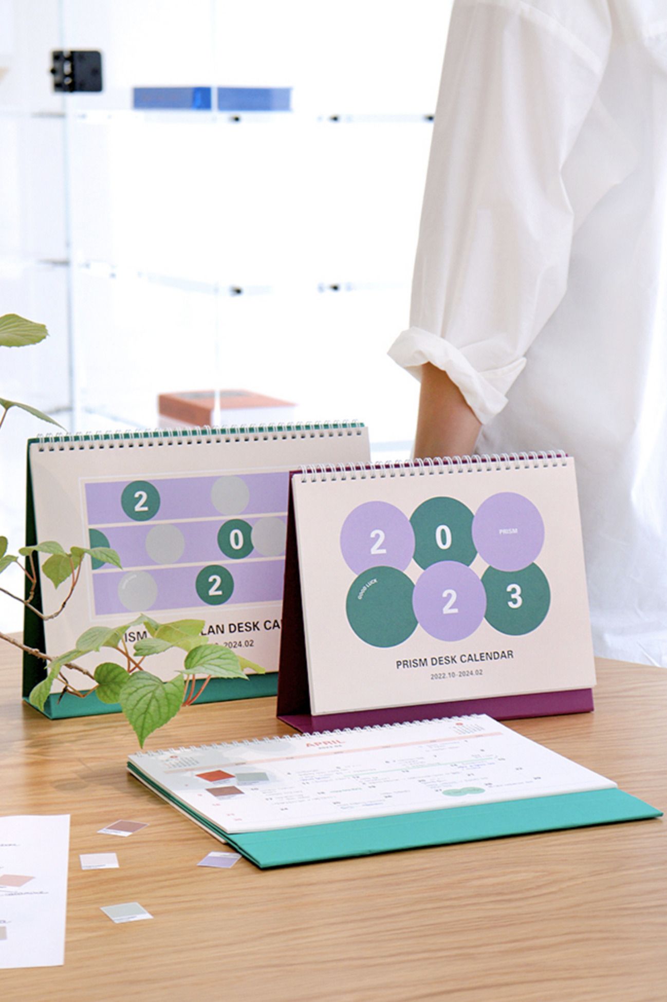 MochiThings: 2023 Prism Desk Calendar