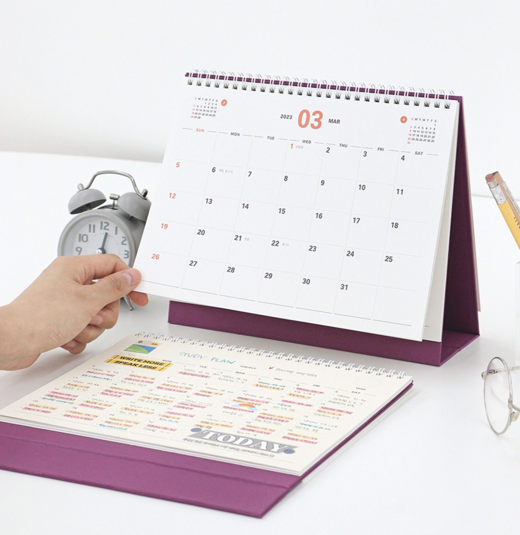 MochiThings: 2023 Prism Desk Calendar