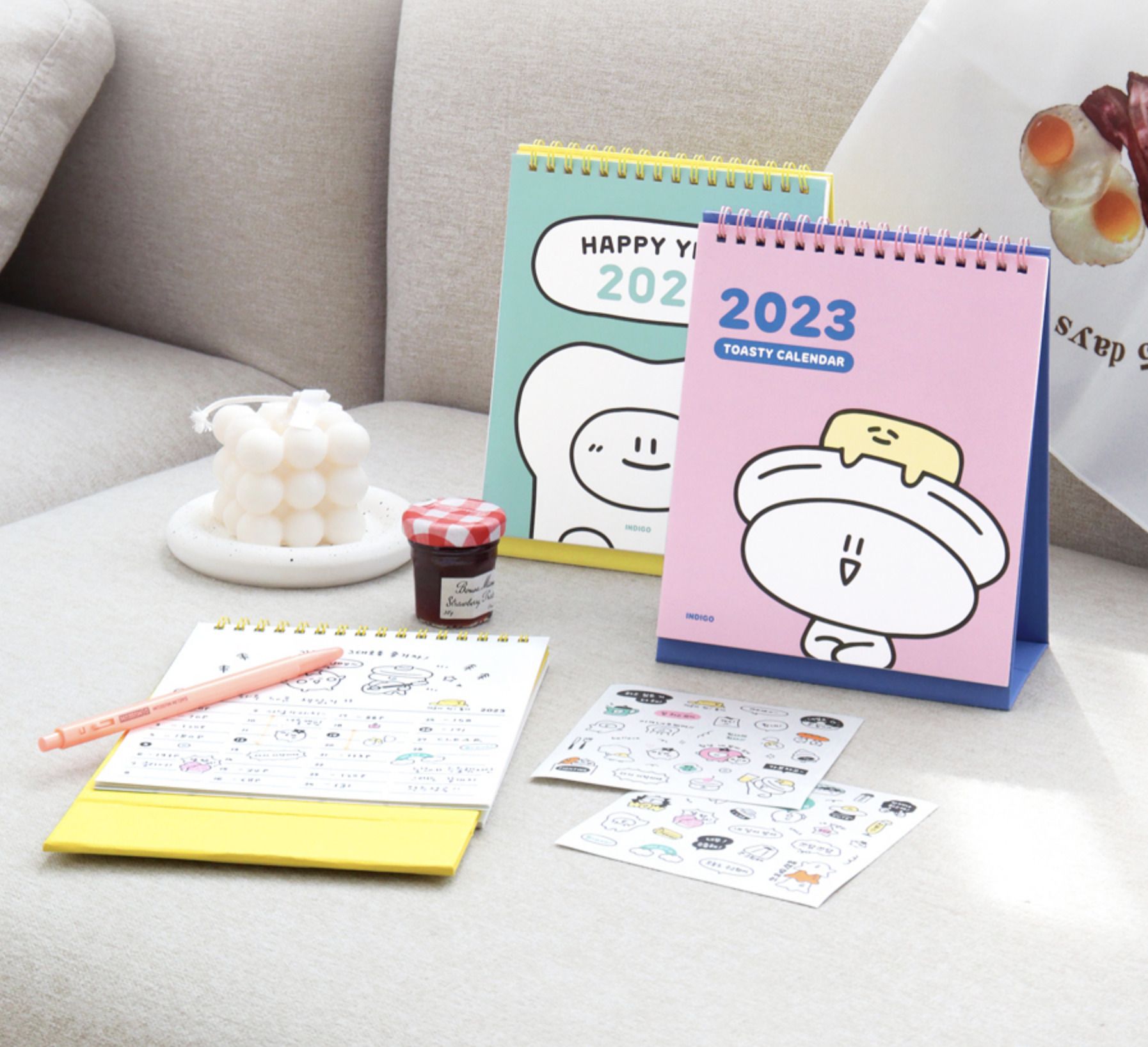 MochiThings: 2023 Toasty Desk Calendar