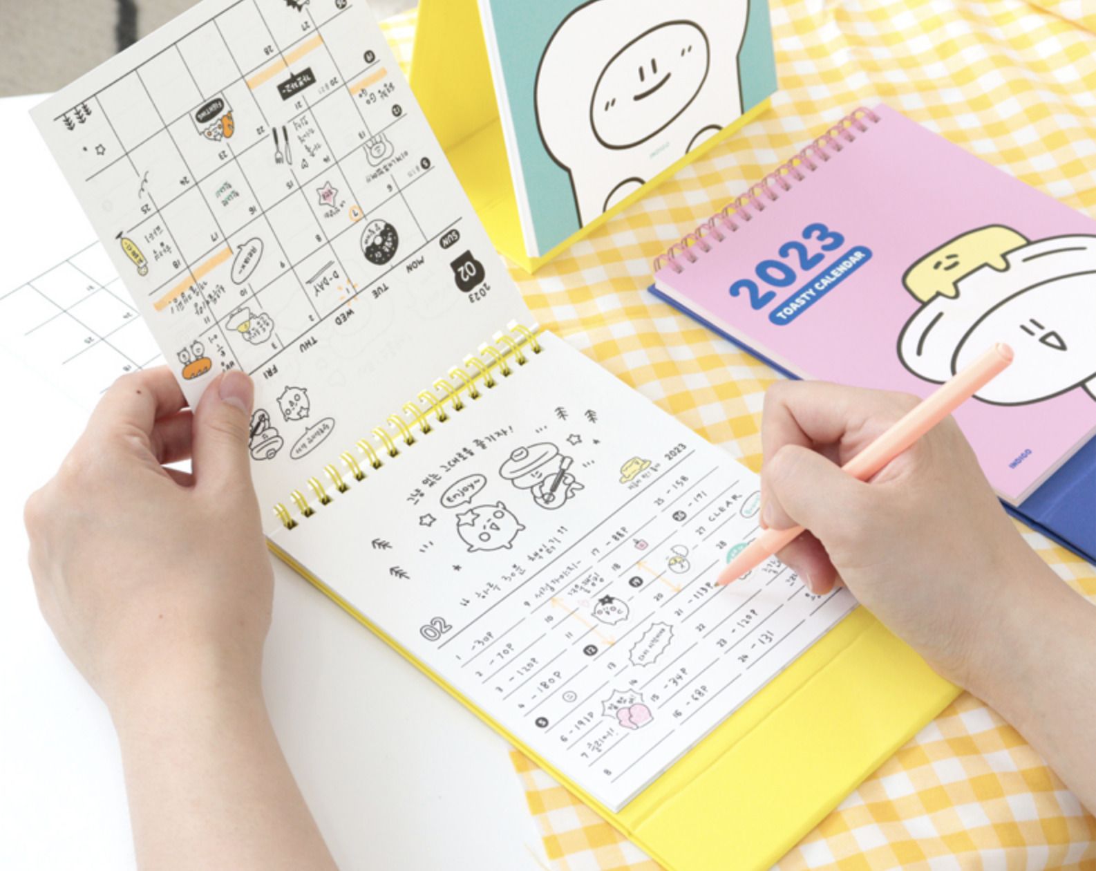 MochiThings: 2023 Toasty Desk Calendar