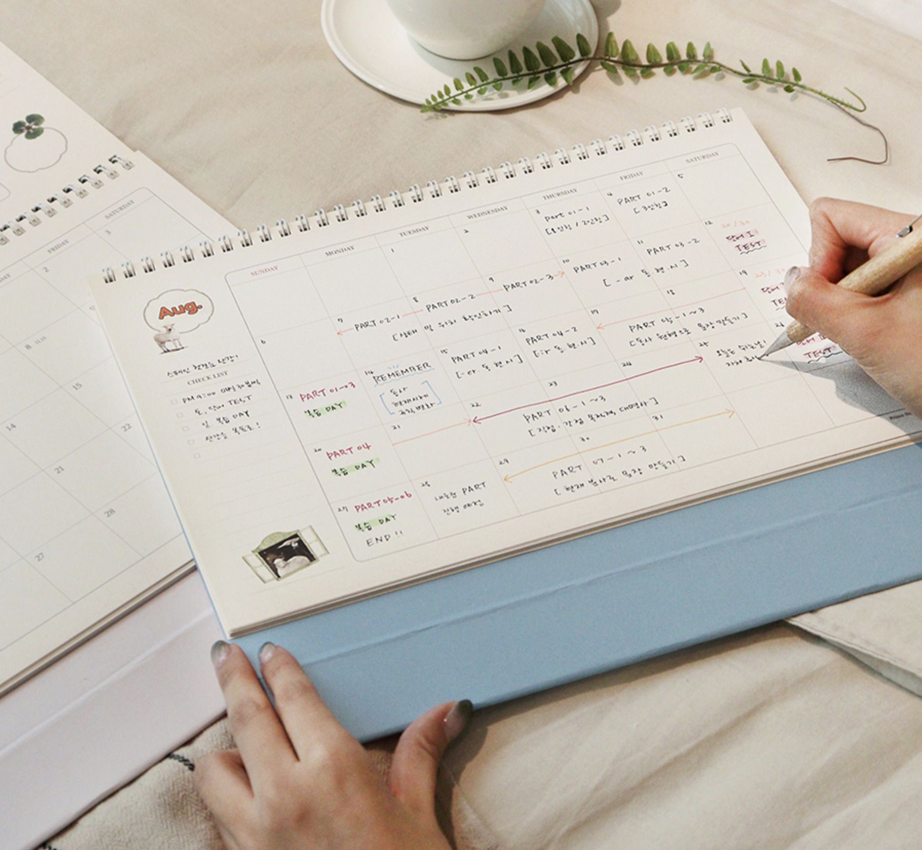 MochiThings: 2023 Large Prince Story Desk Scheduler