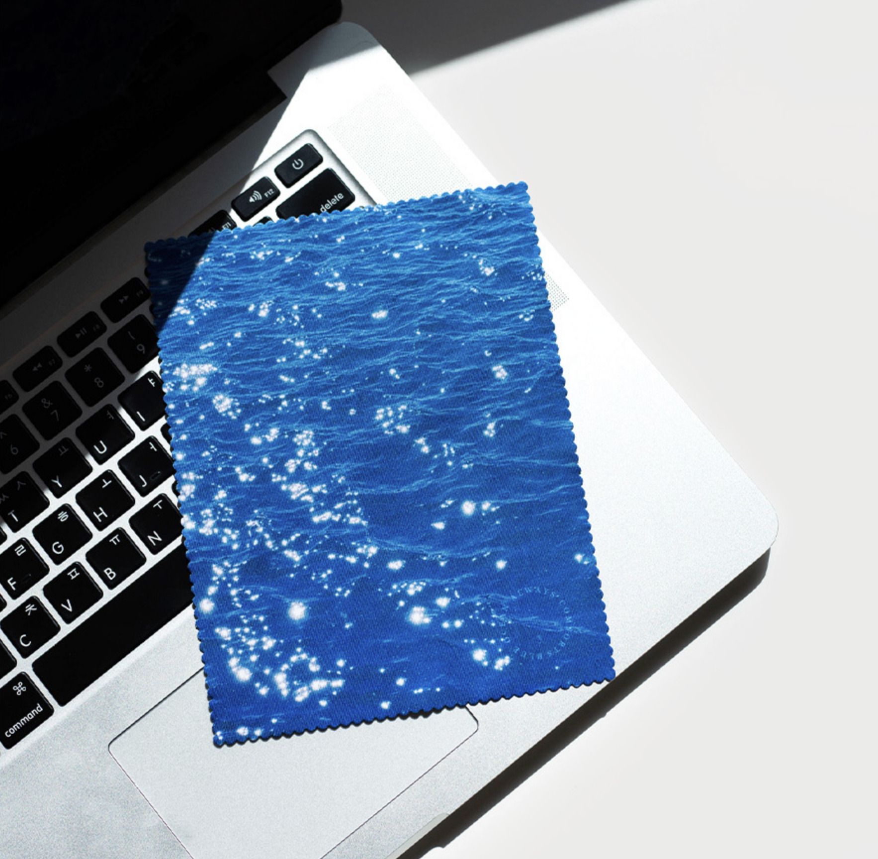 MochiThings: Ocean Wave Screen Cloth