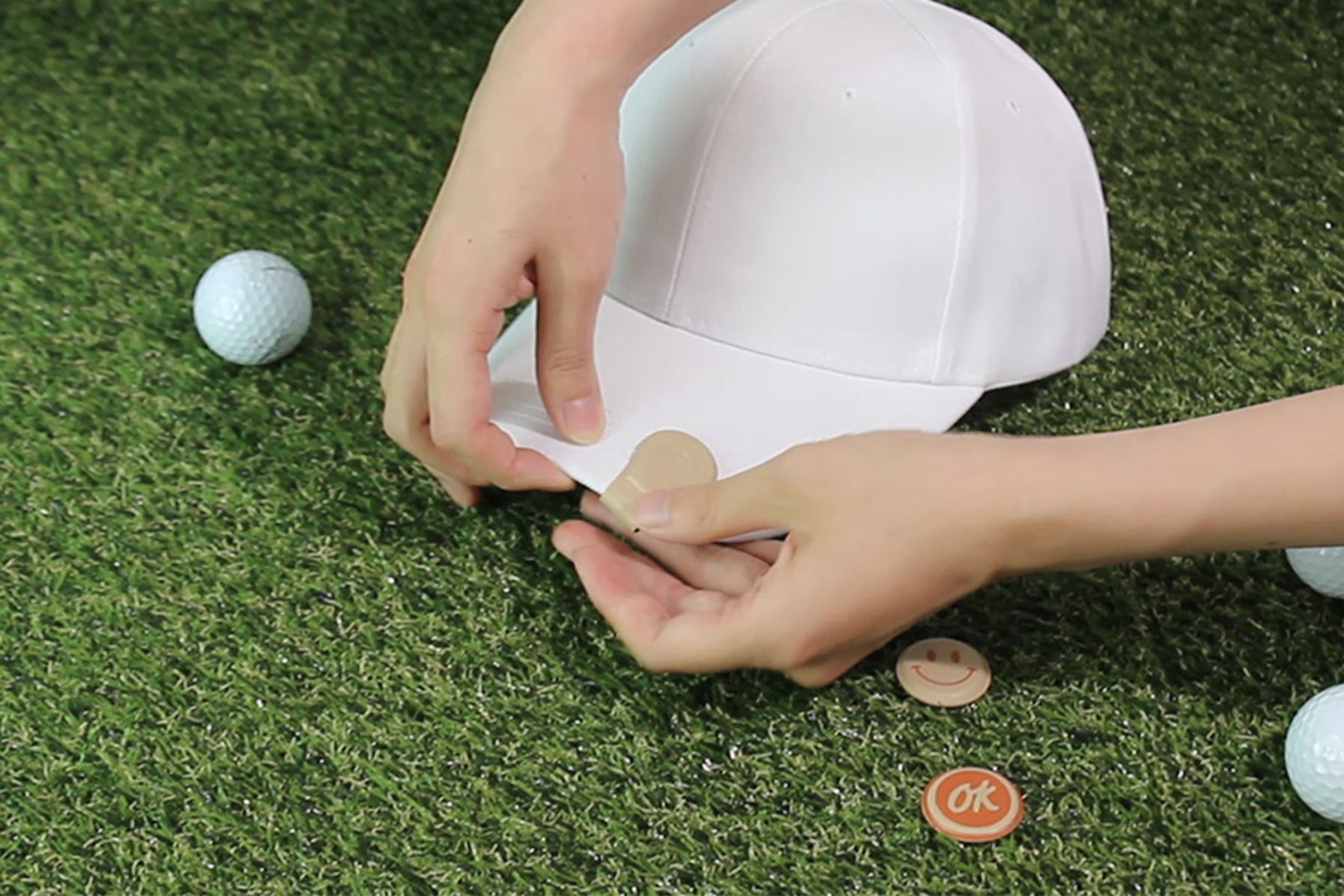 MochiThings: Smile Golf Ball Marker & Magnet Clip Set