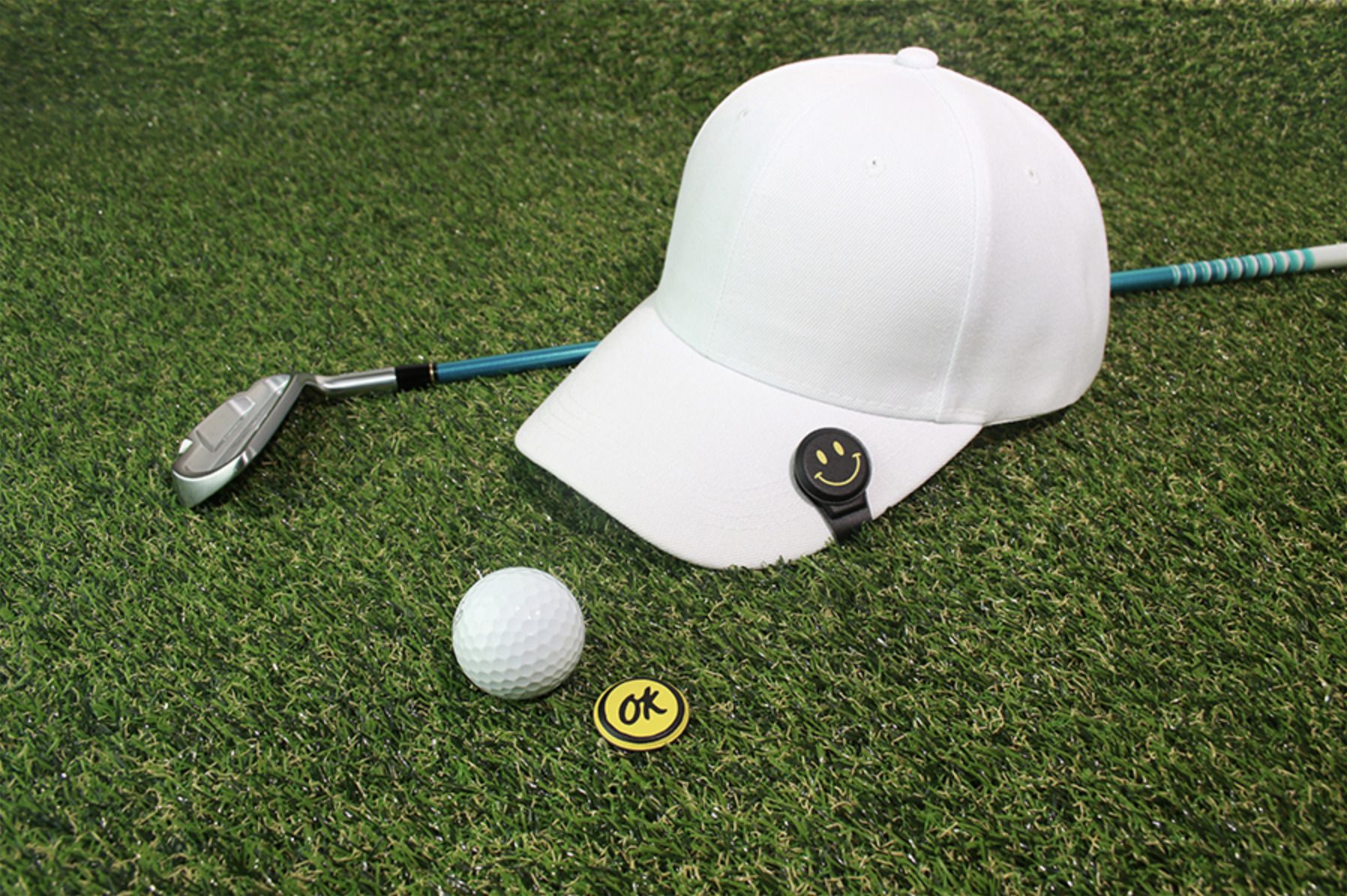MochiThings: Smile Golf Ball Marker & Magnet Clip Set