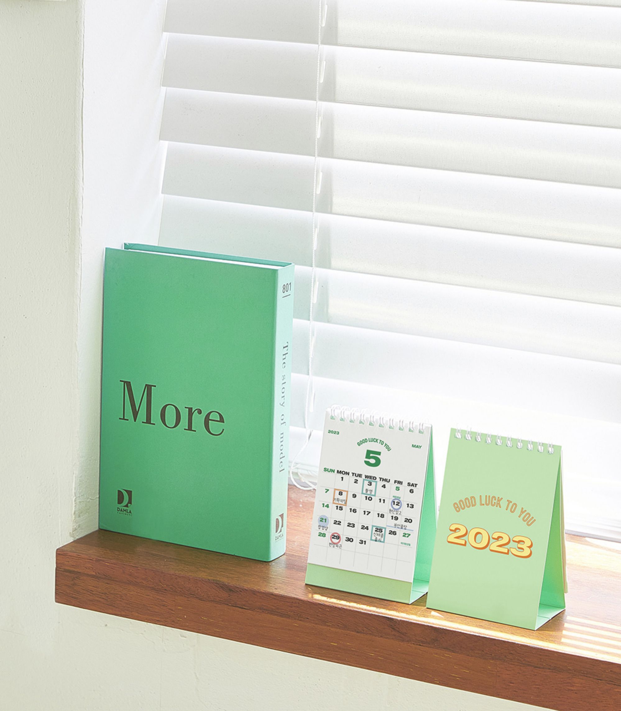 MochiThings: 2023 Mini Habit Desk Calendar