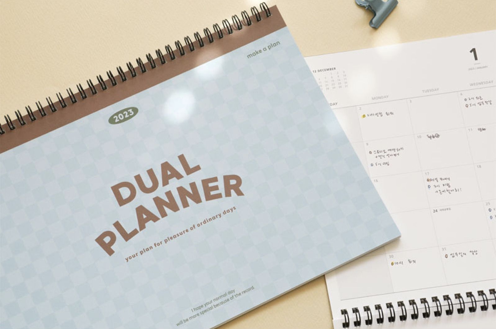 MochiThings: 2023 Dual Desk Planner