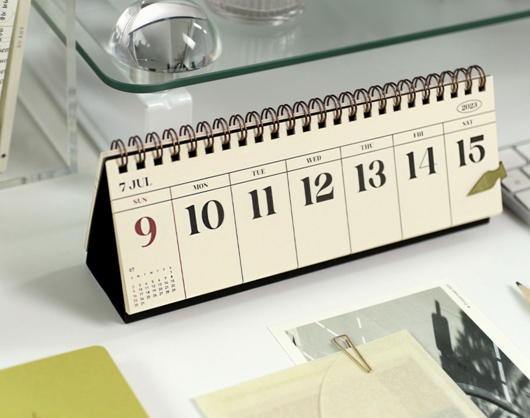 MochiThings: 2023 Retro Weekly Standing Calendar