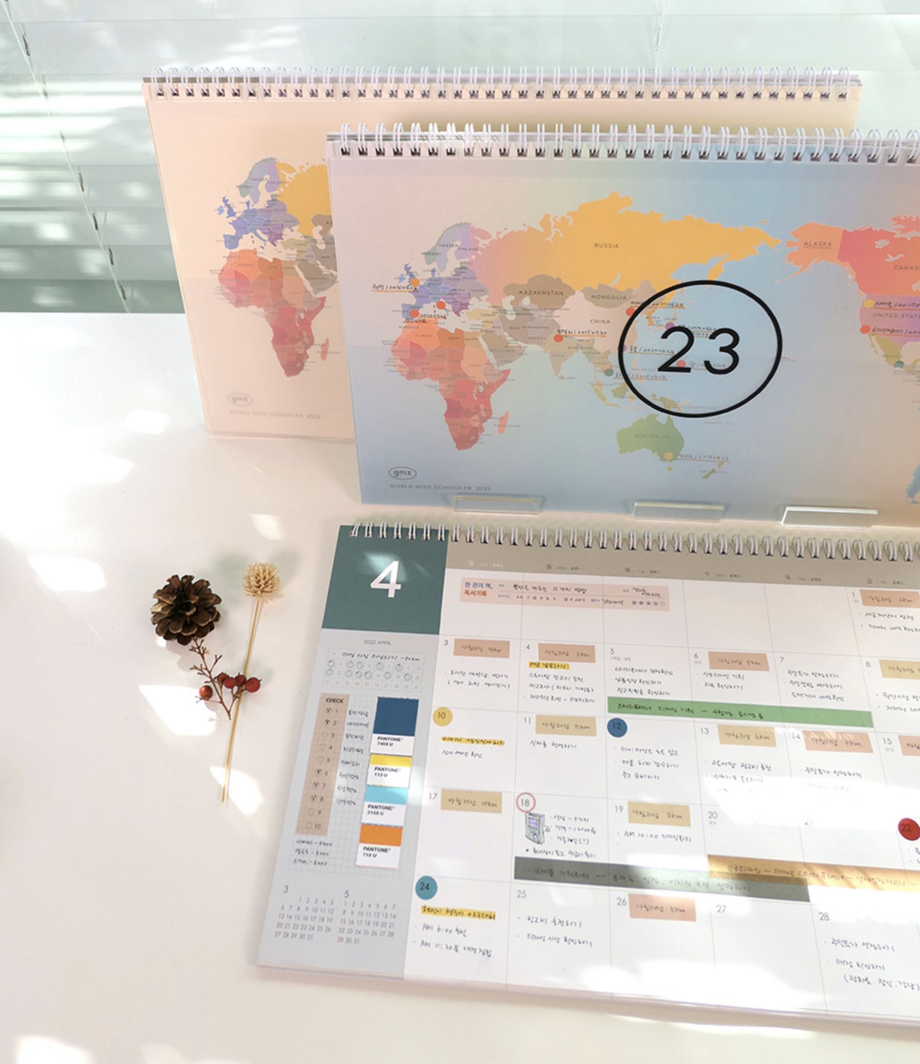 MochiThings: 2023 XL Worldwide Desk Scheduler