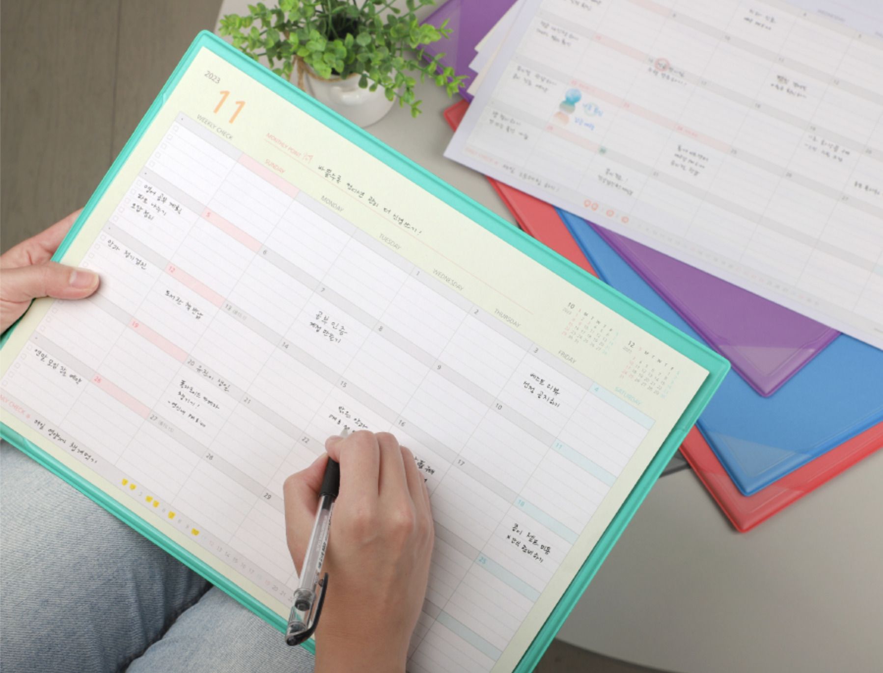 MochiThings: 2023 Monthly Desk Planner