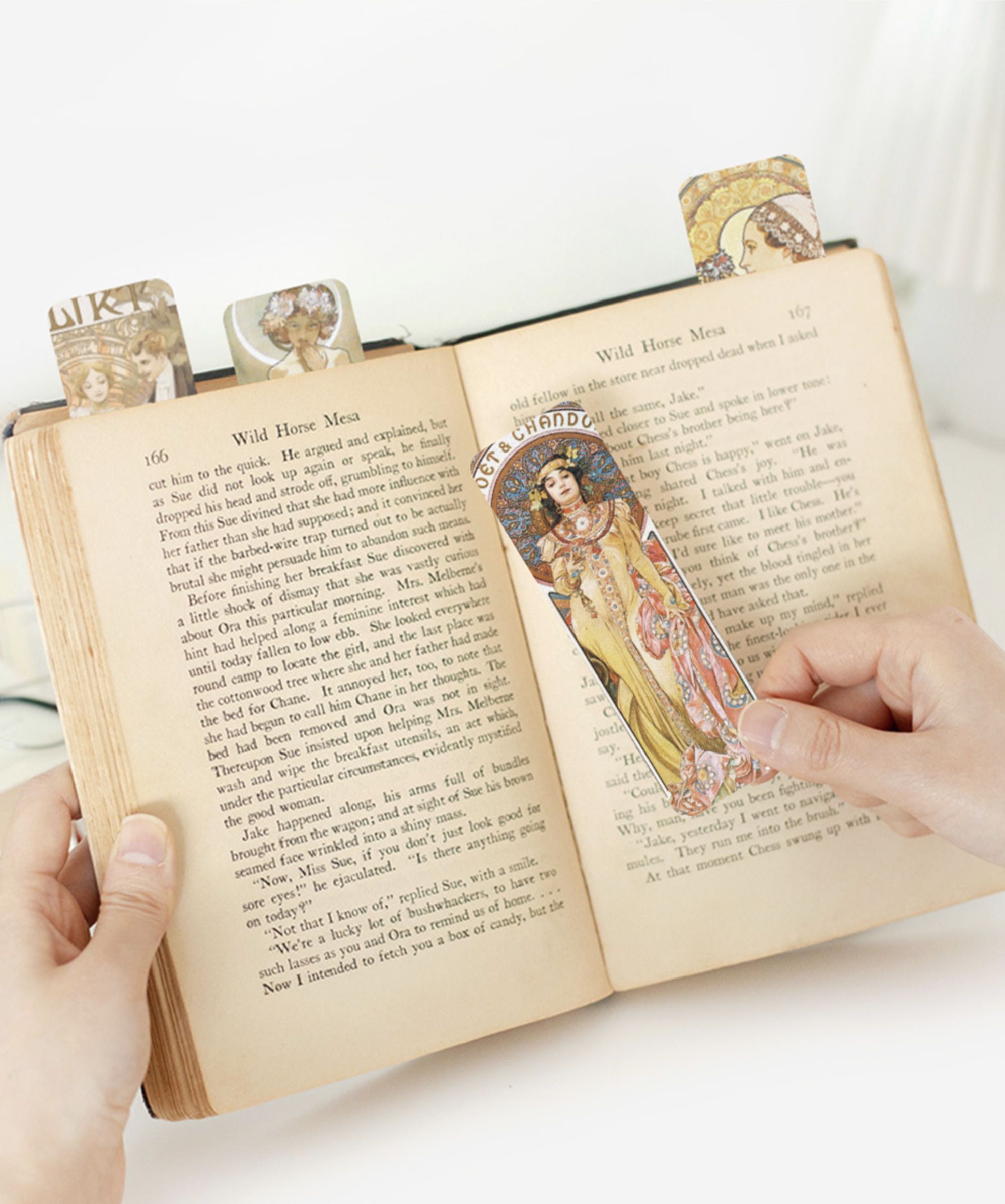 MochiThings: 28pcs Mucha Bookmark Set