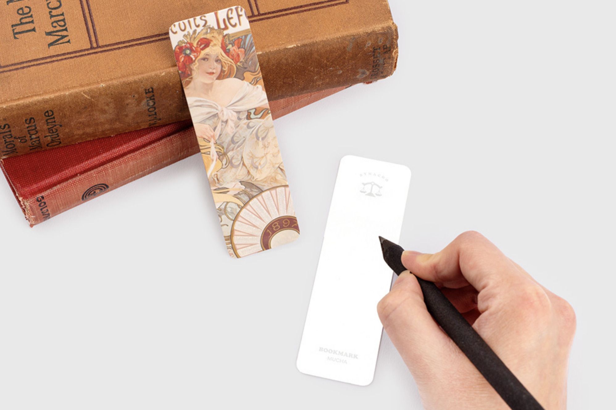 MochiThings: 28pcs Mucha Bookmark Set