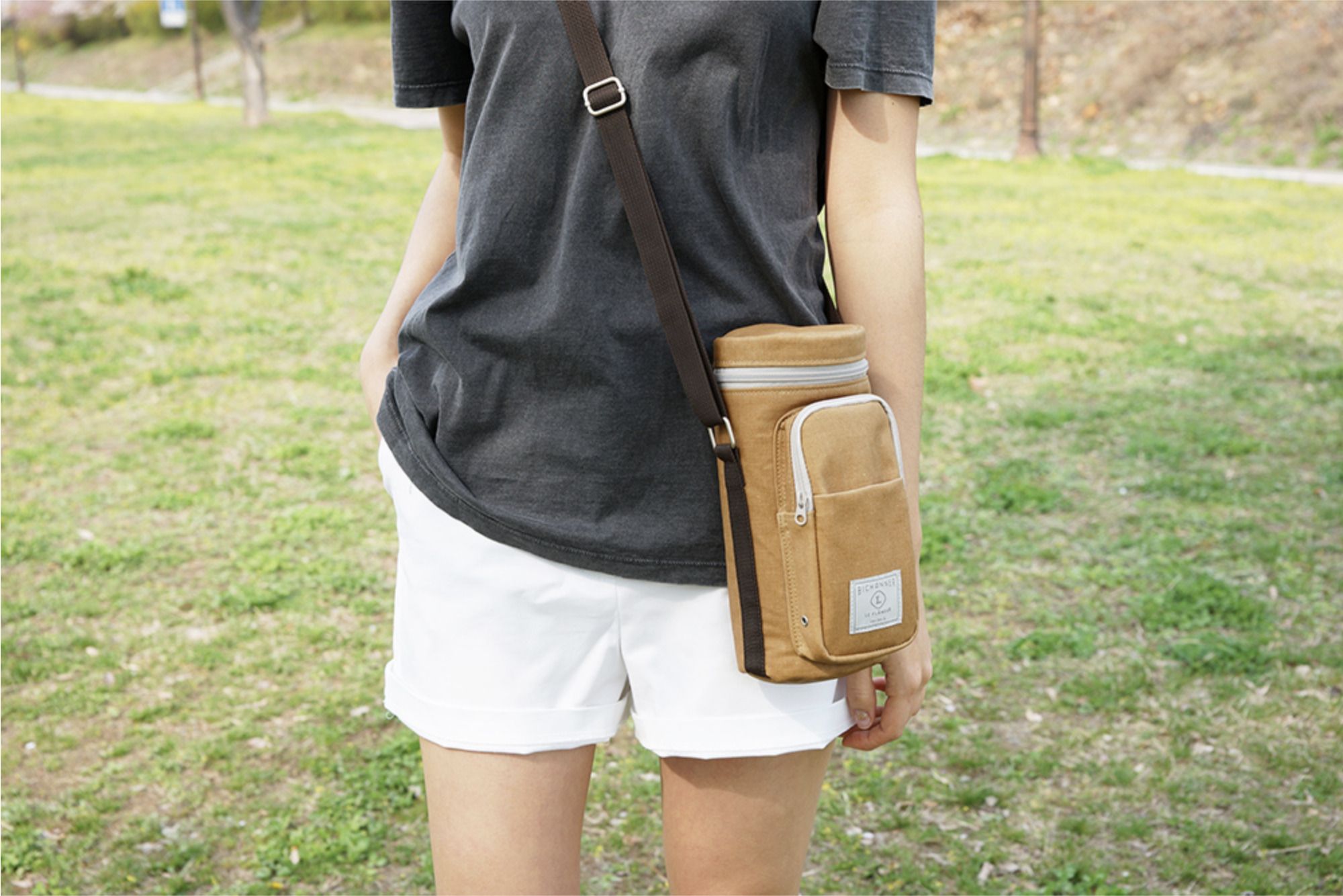 MochiThings: Le Flaneur Bottle Shoulder Pouch
