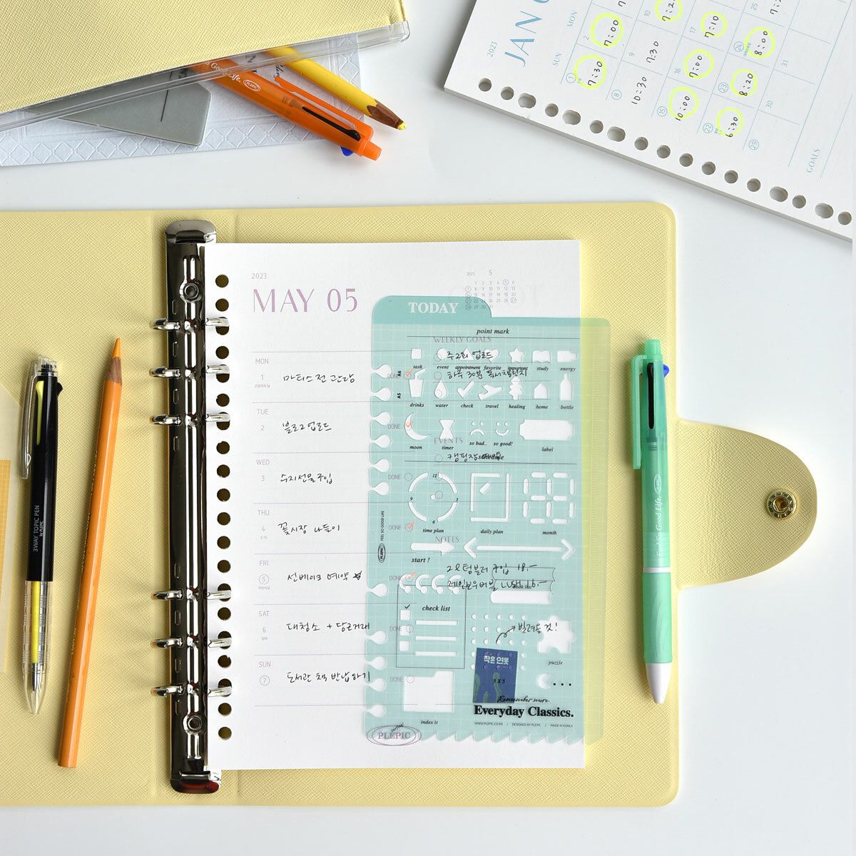 MochiThings: Cutout 6 Ring A5 & A6 Bookmark Ruler