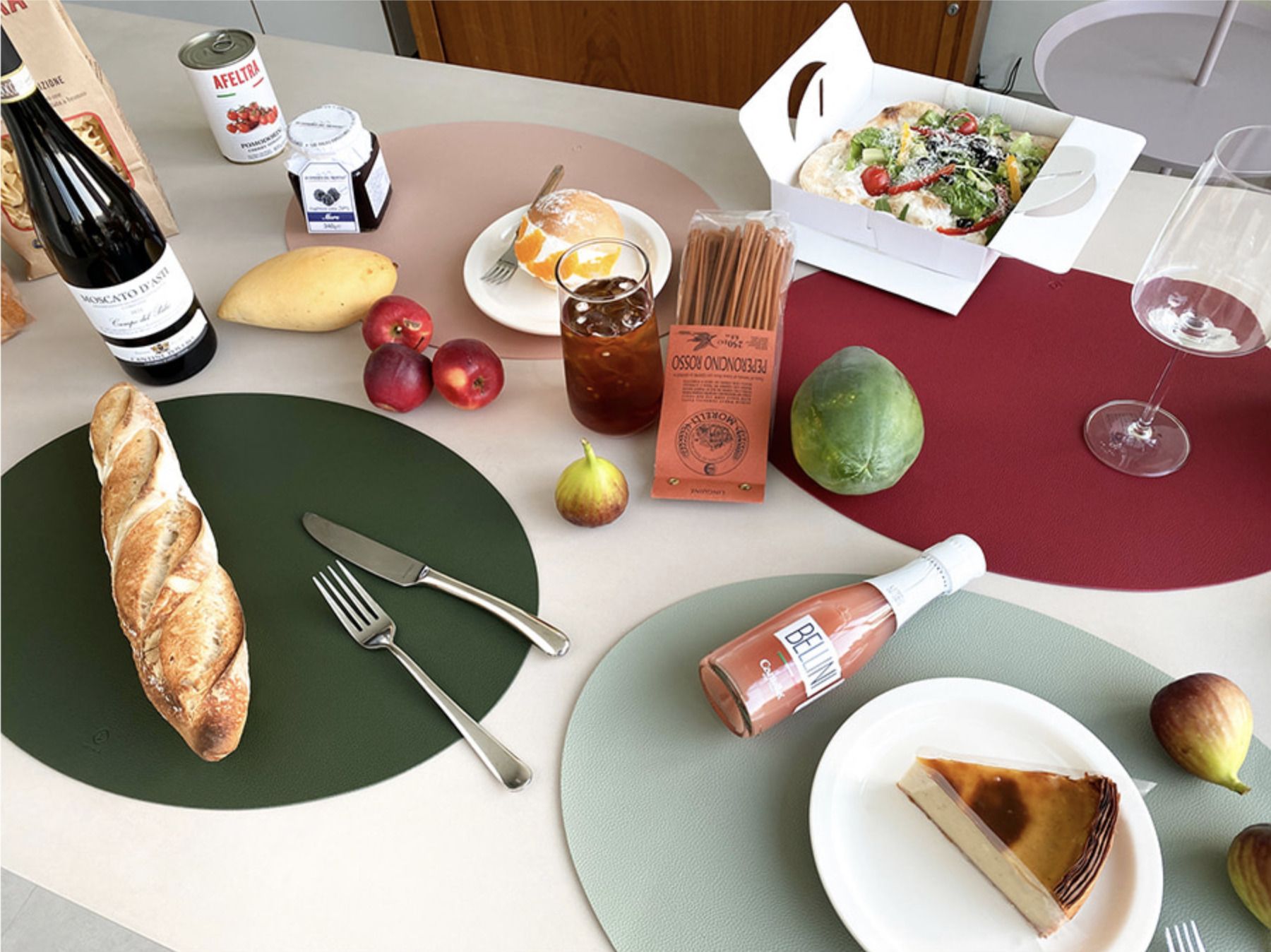 MochiThings: Ellipse Edge Leather Dining Placemat