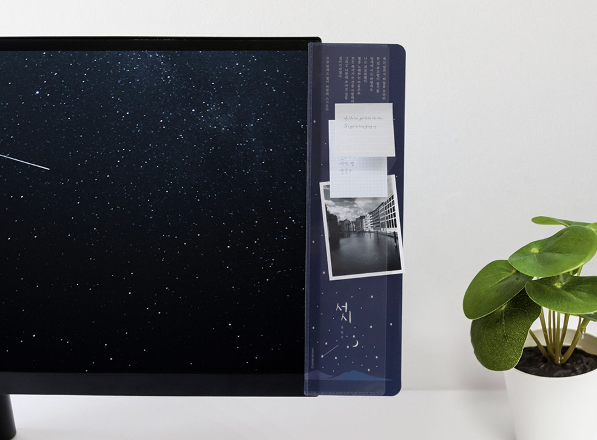 MochiThings: Literature Pocket Monitor Memo Board