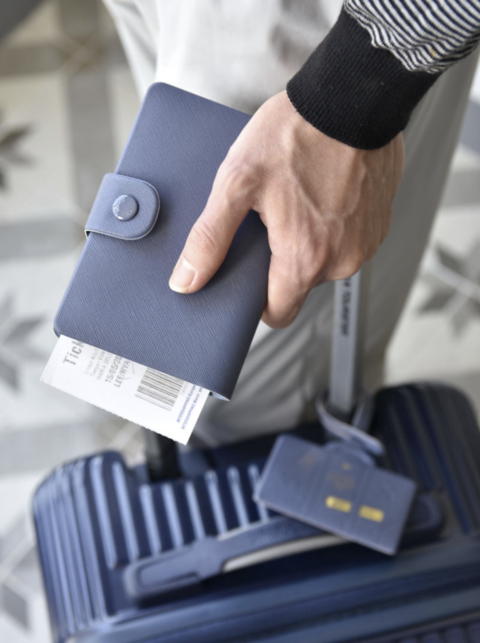 MochiThings: Classy Anti Skimming Passport & SIM Card Case