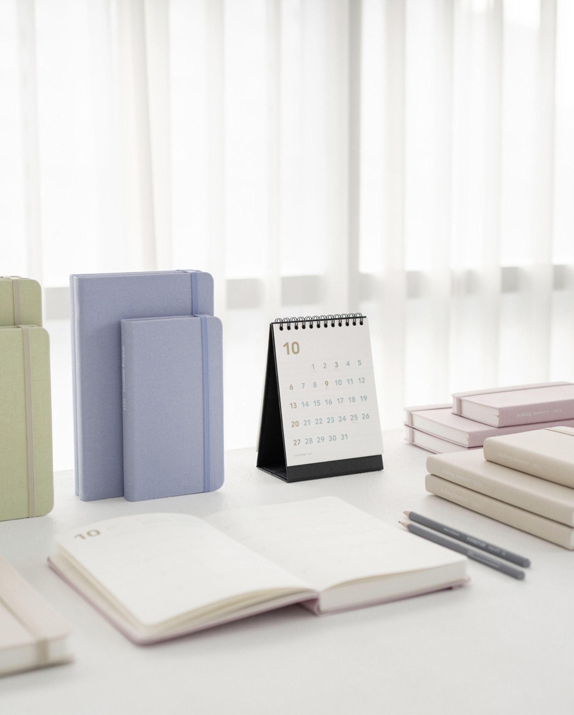 MochiThings: 2024 Mini Basic Desk Calendar
