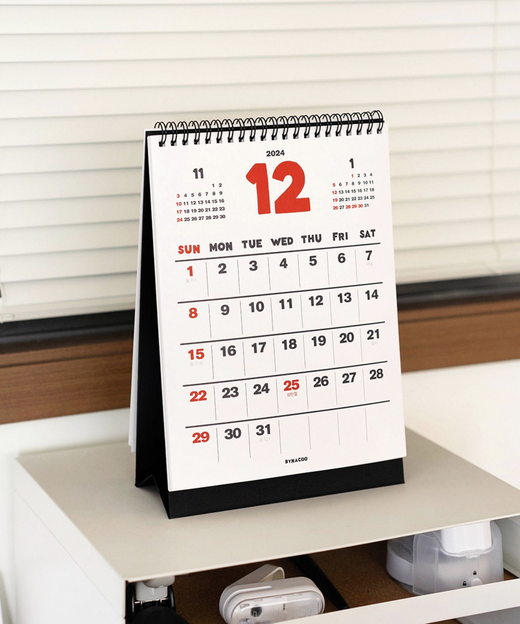 MochiThings: 2025 Moment Desk Calendar