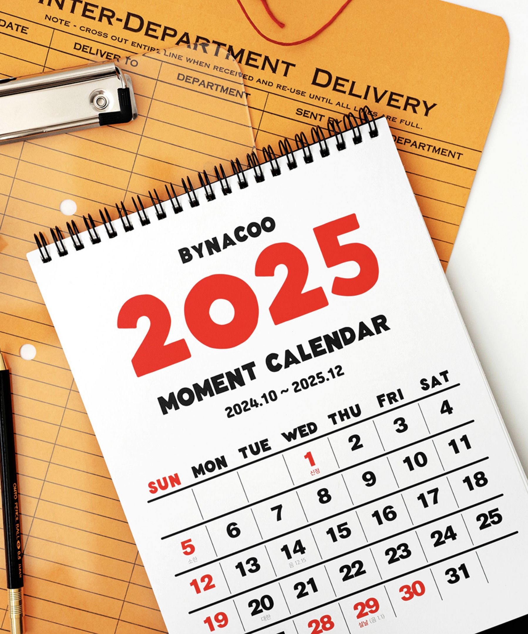 MochiThings: 2025 Moment Desk Calendar
