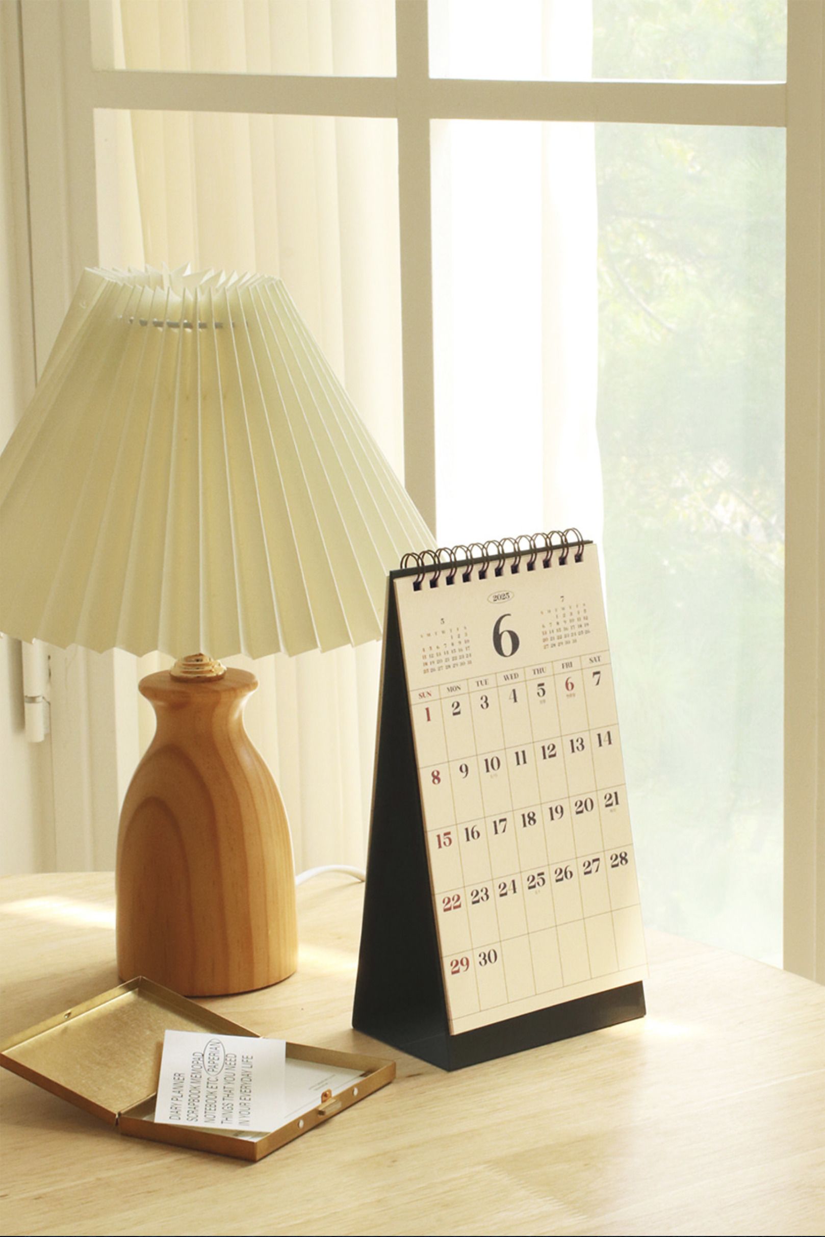 MochiThings: 2025 Retro Monthly Standing Calendar