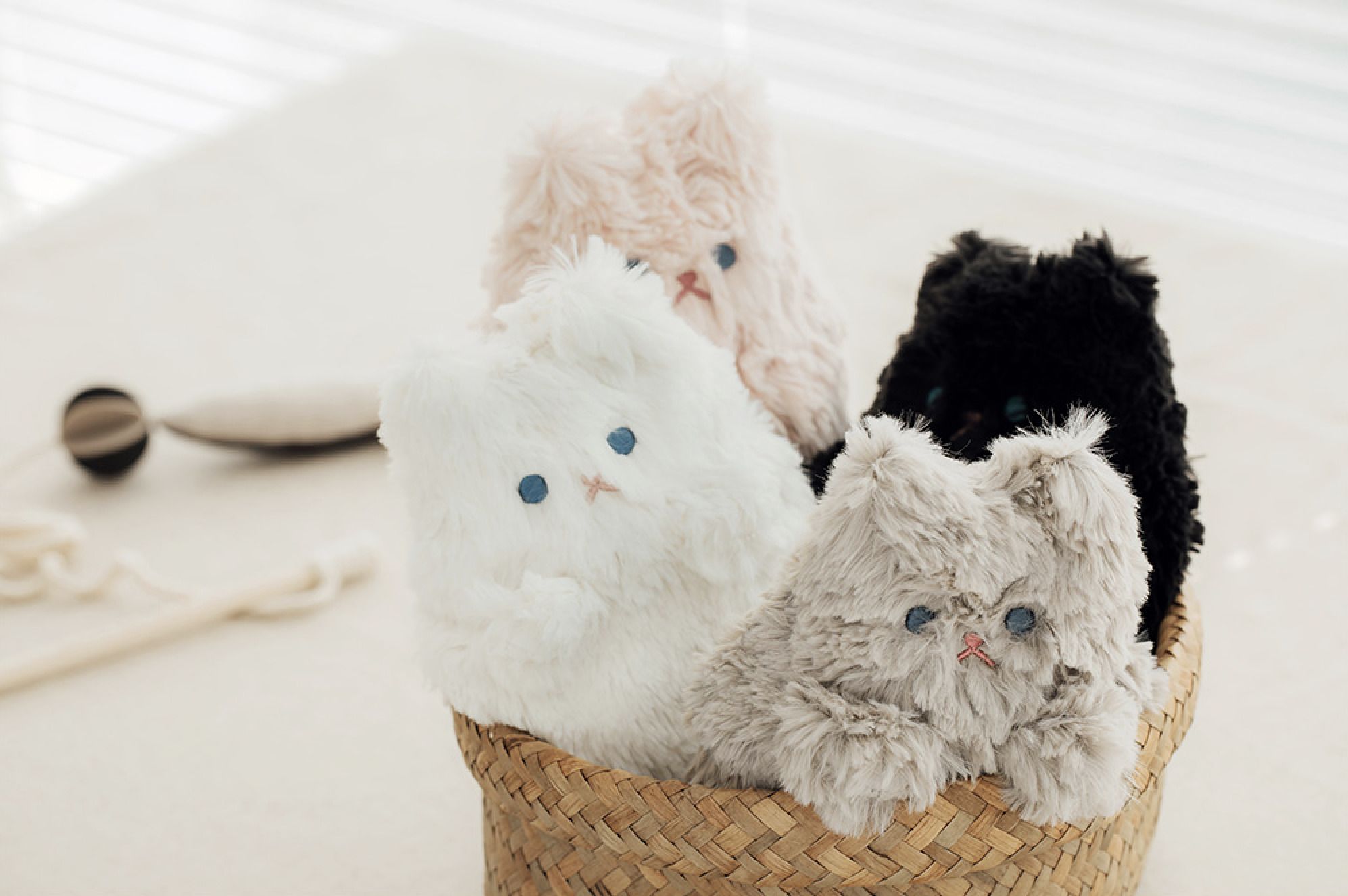MochiThings: Piyo Cat Fur Zipper Clutch