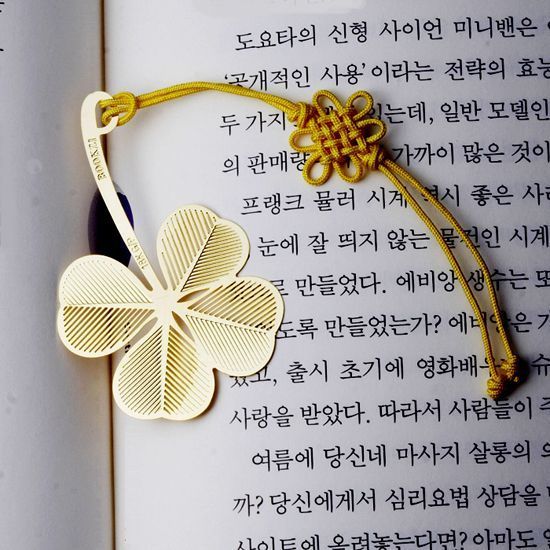 MochiThings: Korean Traditional Gold Bookmark & Card