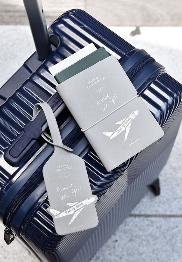 MochiThings: Hologram Travel Swing Tag