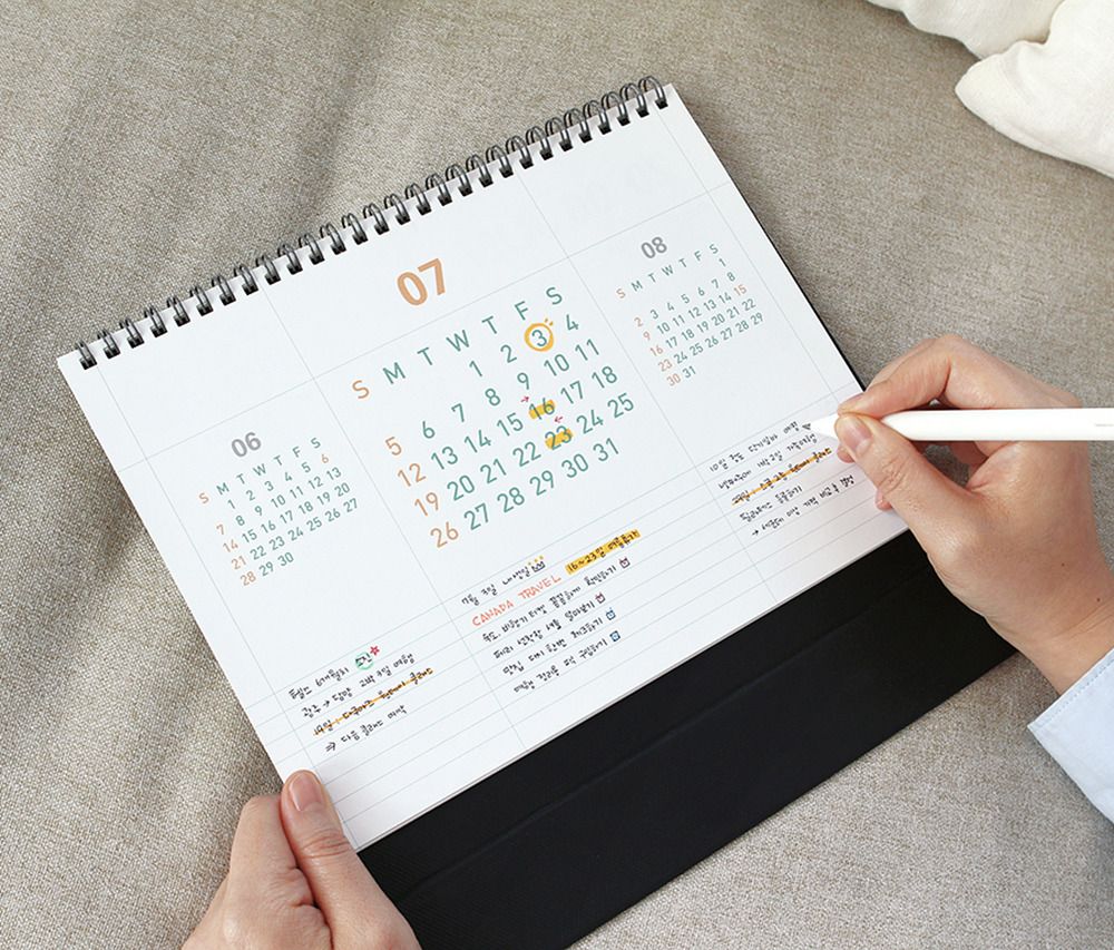 MochiThings: 2020 Prism Desk Calendar